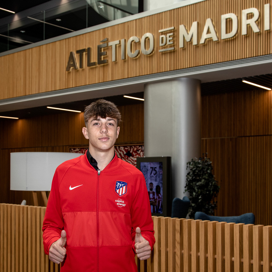 Paco Esteban firmó su contrato profesional con nuestro club - Club Atlético de Madrid · Web oficial