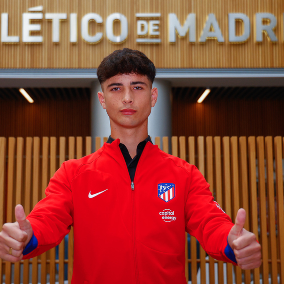 Álvaro Moreno firmó su contrato profesional con nuestro club - Club ...