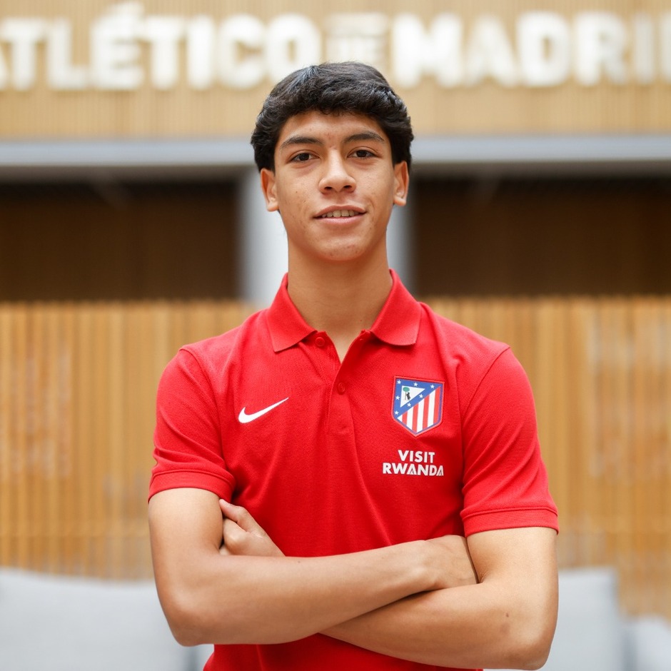 Ian Mencía firmó su contrato profesional - Club Atlético de Madrid ...